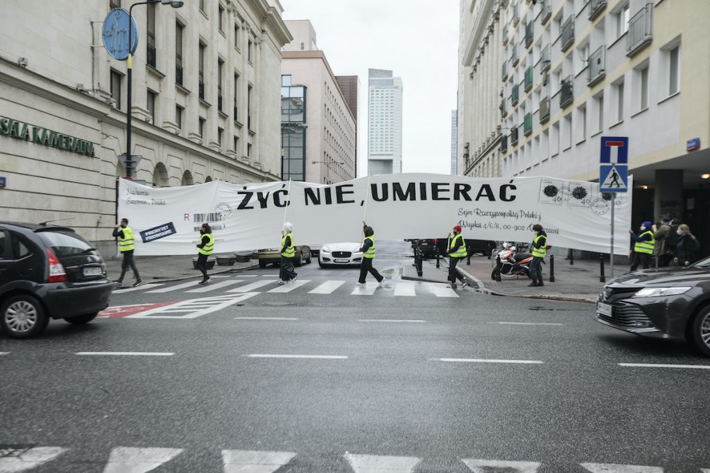 Between Pandemic and Protest: The Rise of Performative Activism in ...